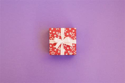 보라색 배경에 흰색 리본이 달린 빨간 반짝이는 종이에 싸여 있는 선물 상자 복사 공간으로 모형을 만듭니다 2022년에 대한 스톡 사진 및 기타 이미지 Istock