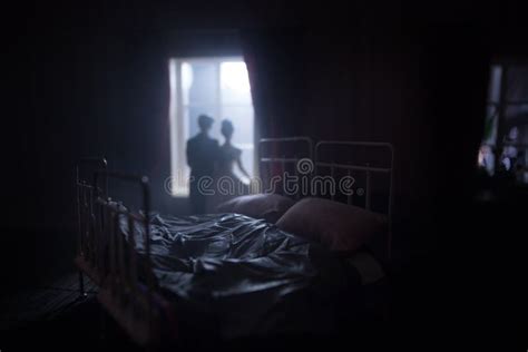 Belo Casal Apaixonado Deitado Na Cama E Fazendo Sexo Homem Sensual E