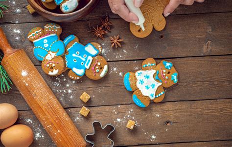 나무 테이블 상단보기에 크리스마스 진저 브레드 쿠키를 만들기위한 재료 크리스마스 휴일 축하 및 요리 개념 겨울에 대한 스톡 사진 및 기타 이미지 Istock