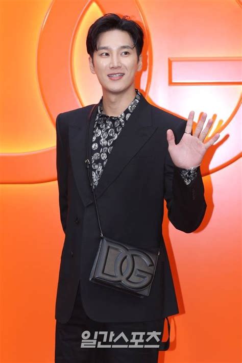 포토 안보현 해맑은 손인사 네이트 연예