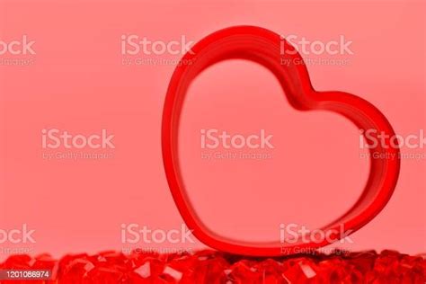 심장 불타는 빨간 돌 에 서 분홍색 배경에 빨간 마음 하트 모양의 무지개 발렌타인 데이 2 월 14 2월에 대한 스톡 사진 및