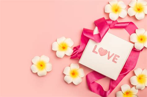 파스텔 핑크 배경에 선물 상자 분홍색 리본과 꽃 구성 발렌타인 데이 플랫 레이 상단 보기 기치 기념일에 대한 스톡 사진 및 기타
