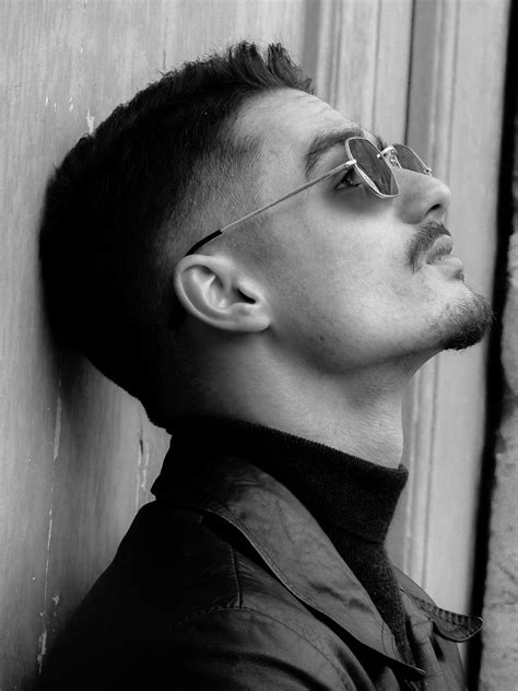 Idf 겉옷 고전적인 스타일 그레이스케일 남성 남성 모델 남자 대조적인 색조 도시 설정 도시 패션 도시의 매우 복잡한 명상 적 미니멀리스트 블랙 앤