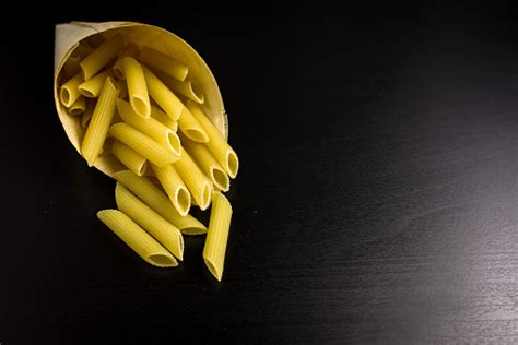 검은 배경에 원시 펜 네 파스타입니다 최고의 볼 수 있습니다 아니 포토샵 사용입니다 텍스트에 대 한 공간을 복사 합니다 0명에