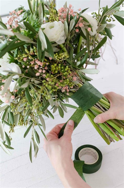 Frühlings Hochzeit in Weiß und zartem Nude mit viel frischem Grün Lockeren Greenery Brautstrauß