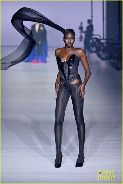 Photo Angela Bassett Paris Hilton Fan Bingbing Hit The Runway In