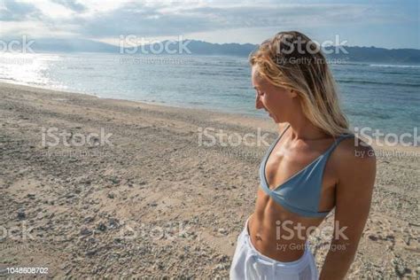 열 대 기후 대상사람들이 여행 휴가 비치 컨셉에 해변 휴가 즐기는 젊은 여자 발리에서 해돋이에 열 대 해변에서 산책 20 29세에 대한 스톡 사진 및 기타 이미지 Istock