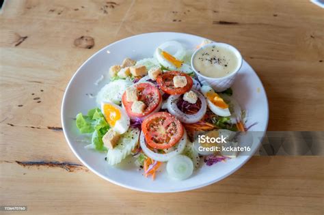 야채 토마토 오이 양상추 샐러드 잎과 계란 회색 배경 상단 보기 및 복사 공간 신선한 샐러드 0명에 대한 스톡 사진 및 기타