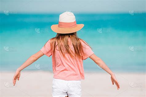 可爱的小女孩有乐趣在热带海滩度假