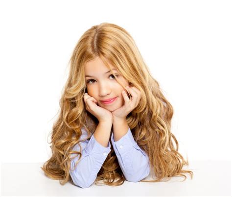 بچه بچه کوچک دختر پرتره لبخند بر روی میز در زمینه سفید 1439385