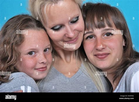 Fille Baiser Mère Banque De Photographies Et Dimages à Haute