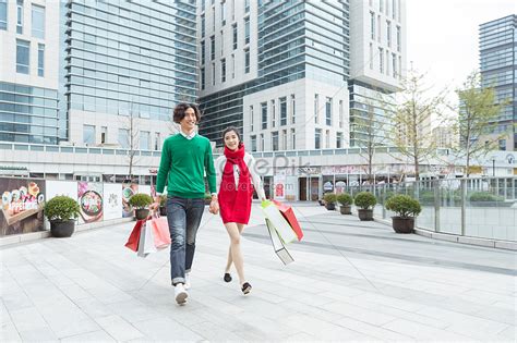 젊은 부부가 즐거운 쇼핑을 하고 있다