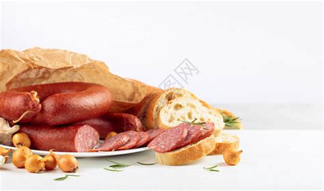 黄油熏肉面包樱桃西红柿干酪奶大蒜和香料的三明治成分高清图片下载 正版图片506609001 摄图网