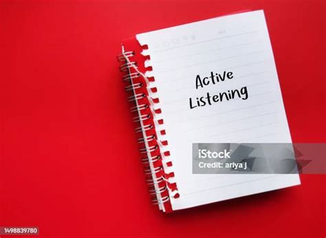손으로 쓴 텍스트가 있는 빨간색 복사 공간 배경에 노트북 능동적 경청 화자의 말을 주의 깊게 듣고 이해하고 응답하거나 완전히 참여하여 말하는 내용을 반영하는 기술 0명에