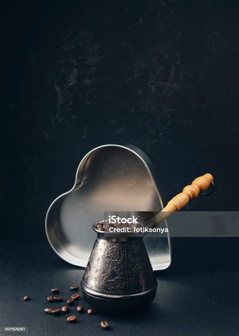 어두운 나무 배경에 커피 원두와 갓 분쇄한 커피 가루가 닫힙니다 향신료와 향기로운 커피 전통 갈색에 대한 스톡 사진 및 기타 이미지 Istock