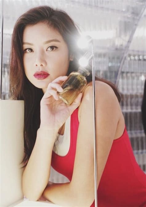 「性感妖精」樂基兒，一條紅裙加身性感無比，配的鞋子卻無比的丑 每日頭條