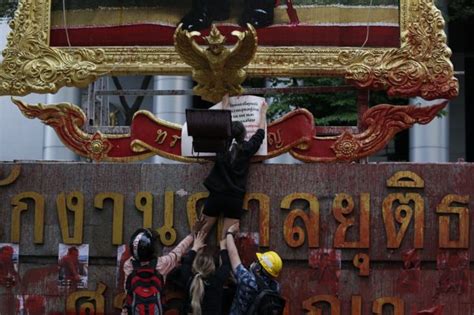 ศาลยนยนใหความสำคญกบสทธเสรภาพ ดานผประทวงกดดนศาลตอใหประกน