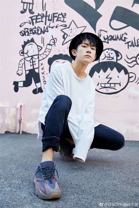 石原里美、章若楠、钟楚曦、周雨彤时髦好看的旅拍大片，原来全靠它 搜狐大视野 搜狐新闻