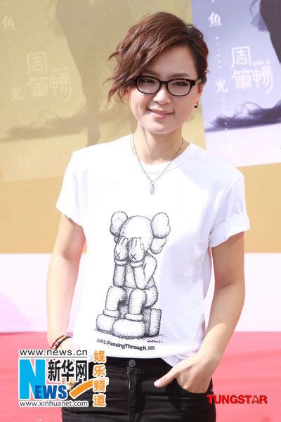 周笔畅中性装扮签新碟 长发造型转型熟女风图影音娱乐新浪网