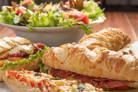 치즈와 다른 샌드위치의 세트 나무 배경에 Letucce와 토마토의 샐러드 0명에 대한 스톡 사진 및 기타 이미지 0명 고기 구이 Istock