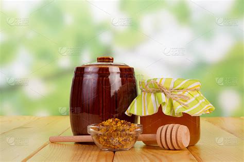 蜂蜜罐，用勺子和蜂蜜