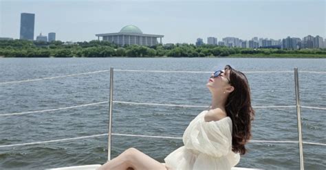 벌써 온 여름 김솔지 아나운서 오프숄더로 드러낸 섹시美