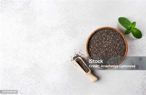 회색 배경에 말린 전체 Chia 씨앗의 나무 그릇 평면도 복사 공간 치아씨드는 단백질 비타민 미네랄이 풍부합니다 0명에 대한 스톡 사진 및 기타 이미지 Istock