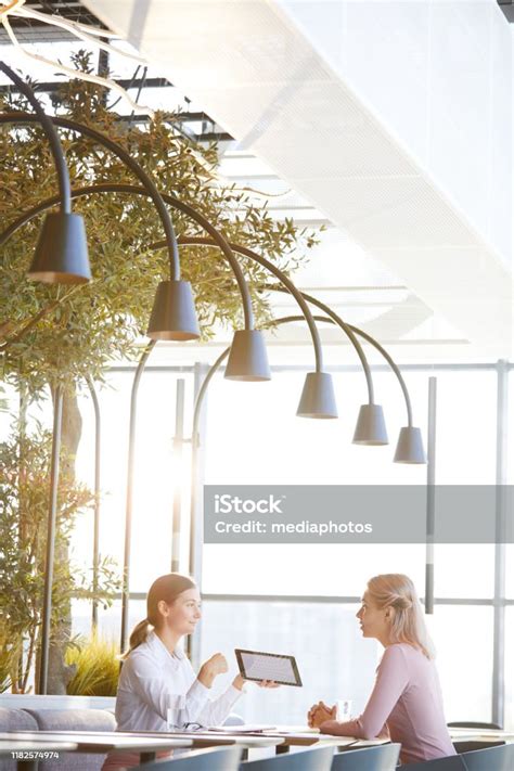 콘텐츠 현대 젊은 비즈니스 숙 녀 공공 시설에서 테이블에 앉아 하 고 프로젝트에 작업 하는 동안 태블릿을 사용 하 여 2명에 대한 스톡 사진 및 기타 이미지 Istock