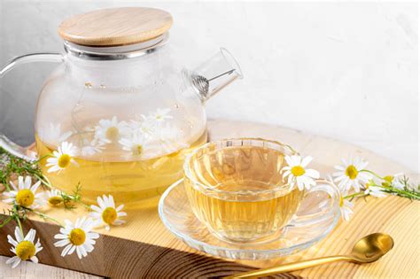 건강을 위한 차 마시기 유리 찻주전자와 컵 카모마일 차 숟가락 나무 보드에 데이지 건강관리와 의술에 대한 스톡 사진 및 기타 이미지 건강관리와 의술 건강한 식생활 꽃