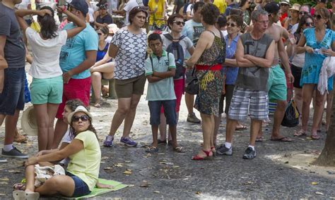 Pelo Segundo Dia Consecutivo Turistas Amargam Horas Na Fila De Vans