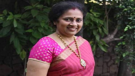 லட்சுமி ராமகிருஷ்ணனா இது முடி எல்லாம் கட் செய்து அப்போ எப்படி