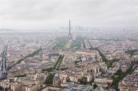 높이에서 파리의 거리의 보기 유럽 여행 프랑스의 관광 명소입니다 흐린 파리입니다 하늘에 구름입니다 에펠 탑 거리에 대한 스톡 사진 및 기타 이미지 Istock