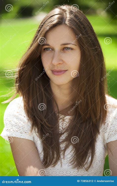 Ritratto Vicino Su Di Giovane Bella Donna Castana Fotografia Stock Immagine Di Parco Persona