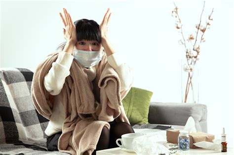 격자 무늬에 싸여 얼굴 마스크를 착용하는 여성은 가까운 누군가의 아픈으로부터 자신을 보호하기 위해 노력하고 20 24세에 대한