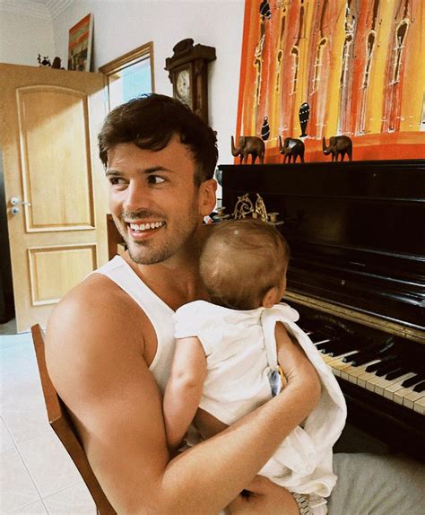 Filho de David Carreira diz papá pela primeira vez Veja o vídeo