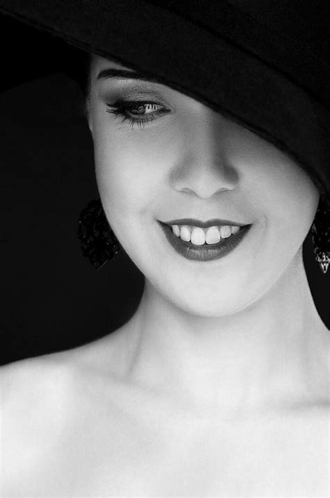 Девушка в шляпе черно белое фото улыбка Шляпа Уличная фотография Фотографии женщин