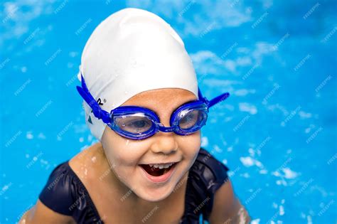 Menina Aprendendo A Nadar Na Piscina Foto Premium