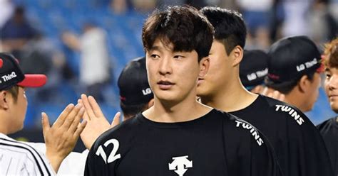 Lg의 히어로 최동환 승리 기념구 꼭 챙기며 사진