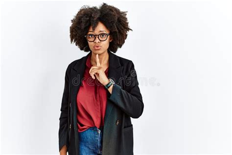 Afro américaine Femme Avec Cheveux Afro Portant Veste D affaires Et