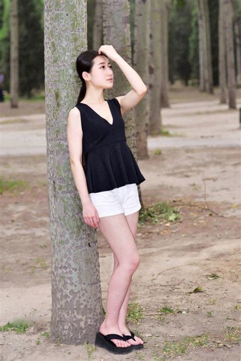 一個依偎在小樹林裏有點害羞的文靜女孩 每日頭條