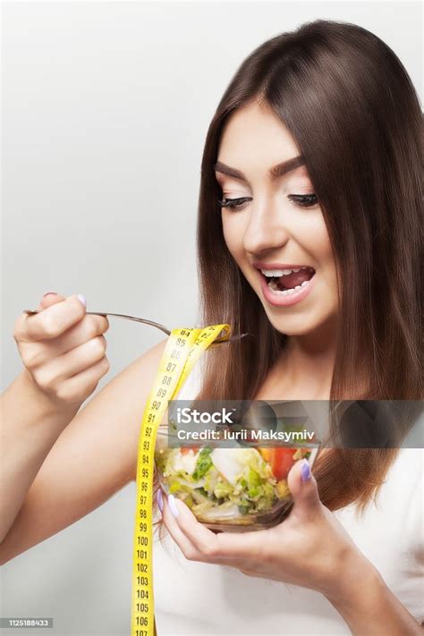 다이어트입니다 건강 한 음식입니다 체중 감소 그리고 미묘한 몸 개념입니다 샐러드 그릇에는 피트 니스 여자 건강과 미용 개념 회색