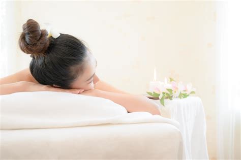 Une Belle Femme Asiatique Est Confortablement Détendue Et Dort Dans Un