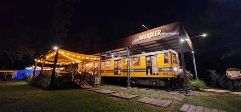 Llevaron un vagón de subte a un pueblo de habitantes y crearon una cervecería que