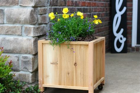 Diy Cedar Planter Box {tutorial}
