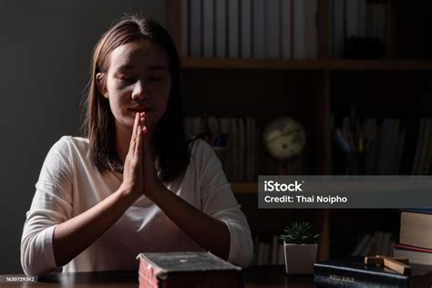 그리스도인의 삶의 위기를 하나님께 드리는 기도 여자 더 나은 삶을 바라는 하나님의 축복을 위해 기도하십시오 여자는 성경으로 하나님께 기도하는 손을 잡았다 용서를 구걸하고