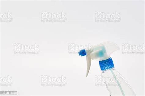 흰색 배경에 세정액이 있는 플라스틱 스프레이 병 가사 집안일에 대한 스톡 사진 및 기타 이미지 가사 집안일 고무 고무