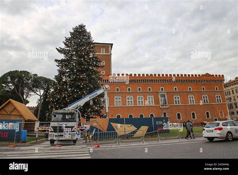 Alberi Di Natale Nel Centro Storico Fotos Und Bildmaterial In Hoher