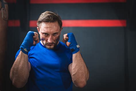 그의 손에 파란색 붕대에있는 강한 남자 권투 선수는 복싱 싸움과 피트니스 체육관에서 훈련 할 준비가되어 있습니다 운동을하는 운동 선수 붕대에 대한 스톡 사진 및 기타 이미지