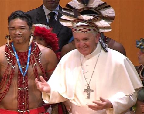 Papa Francesco Con Il Cappello Indigeno