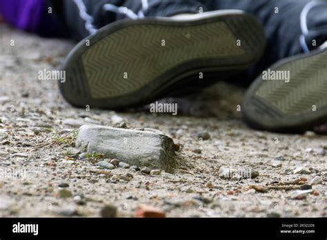 Ein Junger Mann Ist Ueber Einen Stein Gestolpert Der Aus Einem Kiesweg